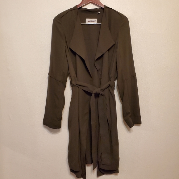 Babaton | Jackets & Coats | Babaton Aritzia Quincy Flowy Trench Coat ...